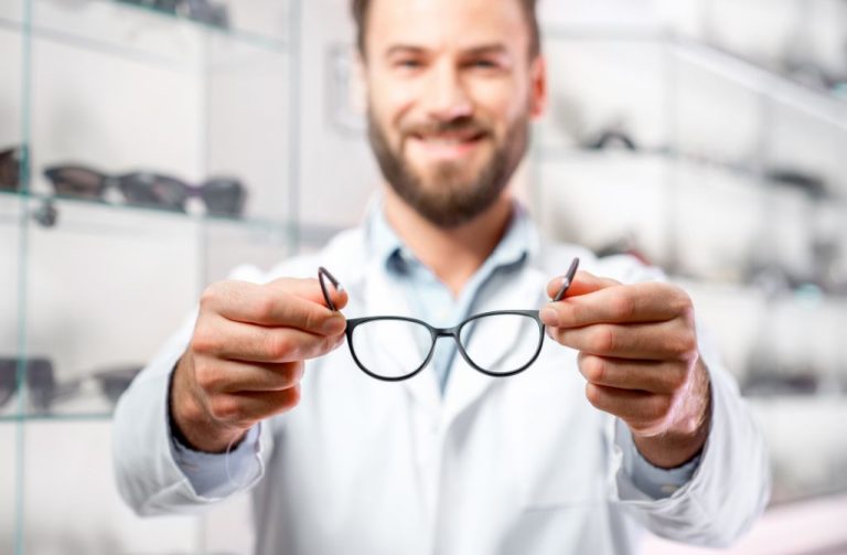 Refraksionist Optician Berbeda Dengan Dokter Spesialis Mata? Ketahui 3 ...